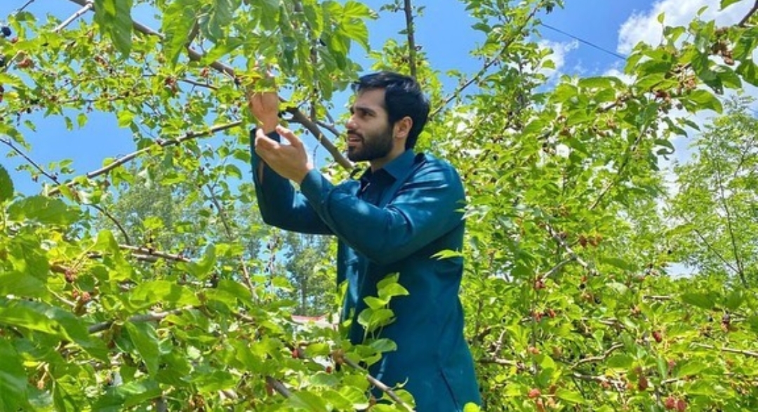 Neem Drama BTS Pictures From Beautiful Valley Of Kashmir | Reviewit.pk