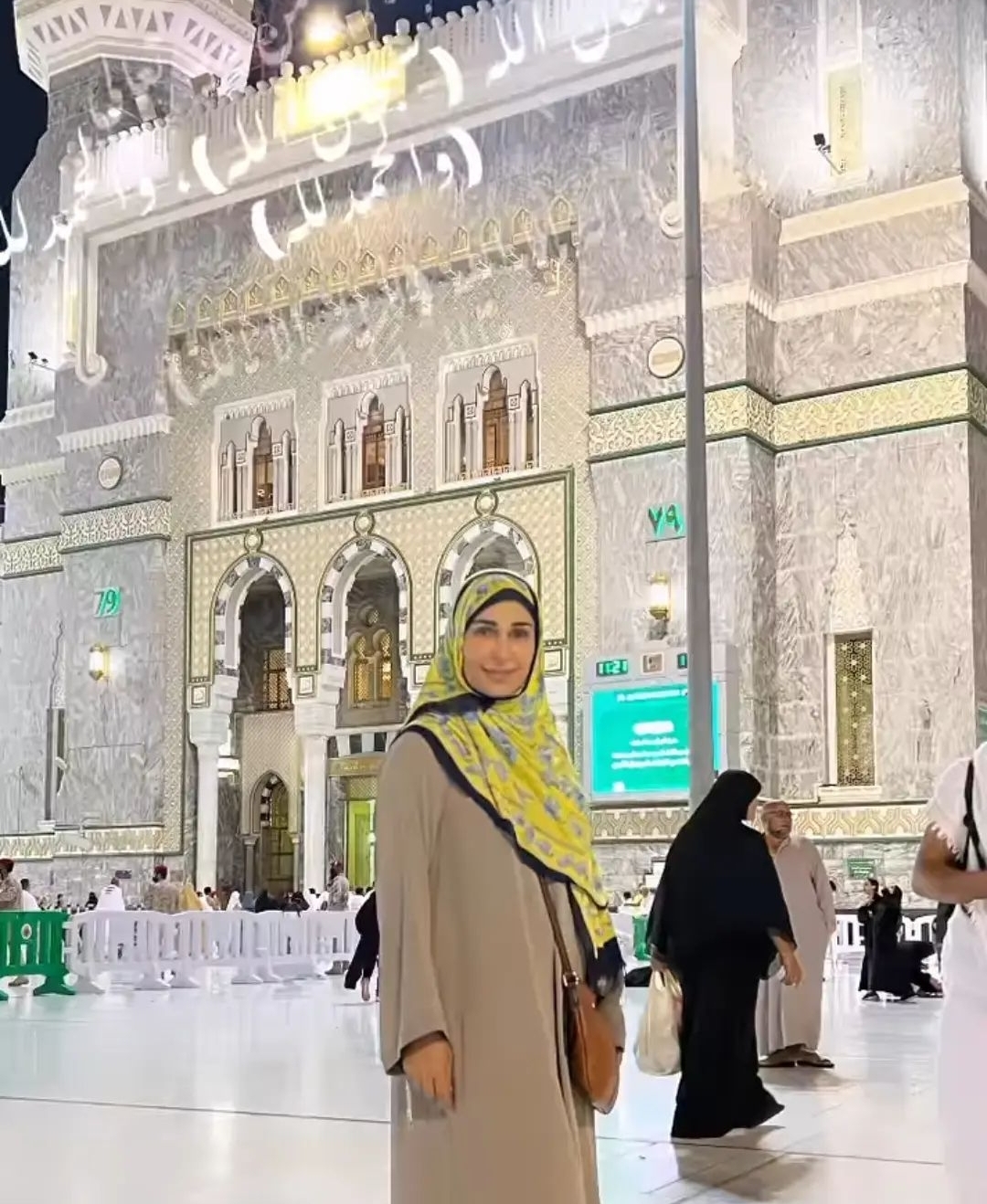 Reema Khan Shares Beautiful Pictures From Her Hajj Trip | Reviewit.pk
