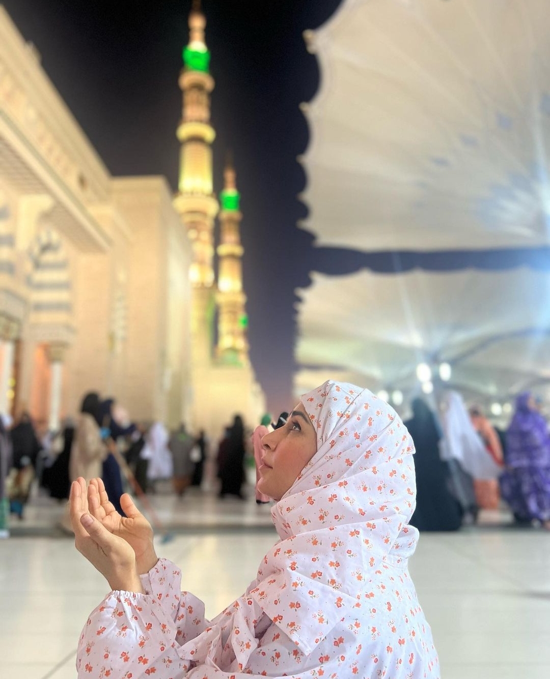 Reema Khan Shares Beautiful Pictures From Her Hajj Trip | Reviewit.pk