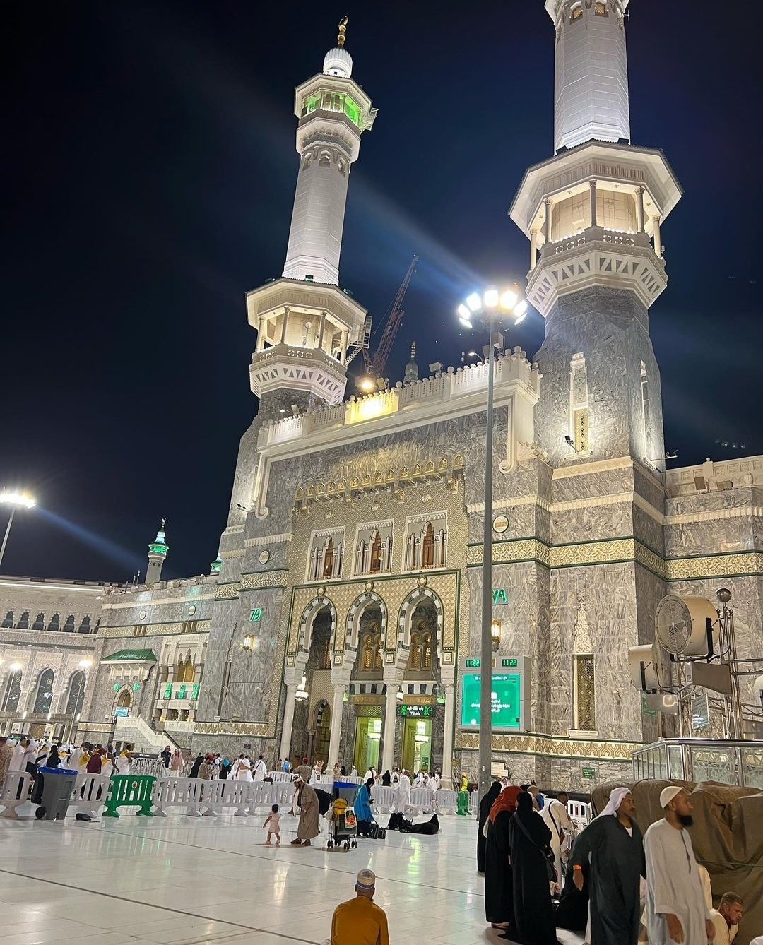 Reema Khan Shares Beautiful Pictures From Her Hajj Trip | Reviewit.pk