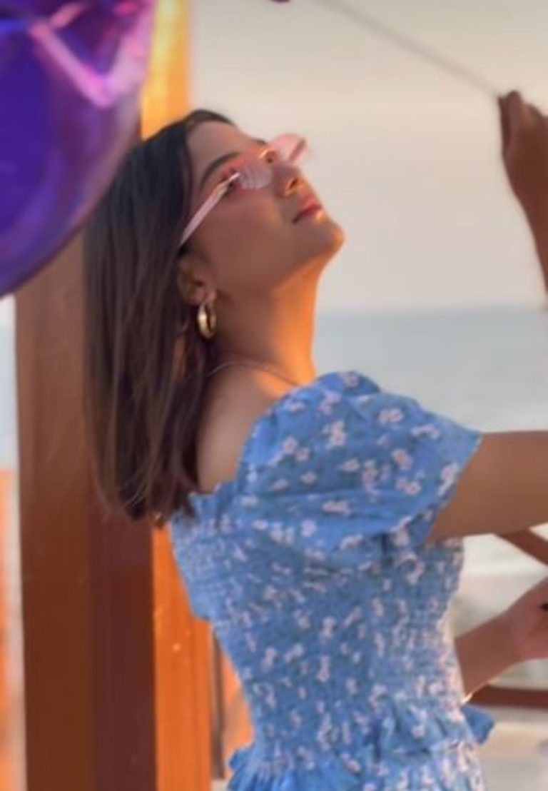 Adorable Casual Pictures of Tiktoker Turn Actor Romaisa Khan | Reviewit.pk