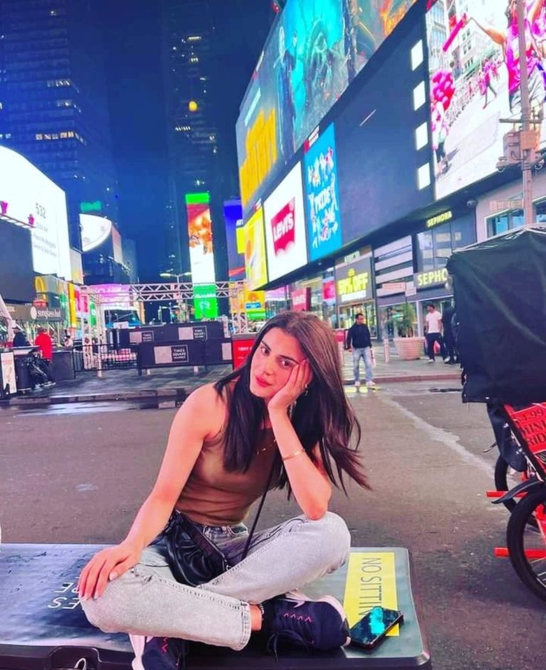 Zubab Rana's New Adorable Pictures from New York City | Reviewit.pk