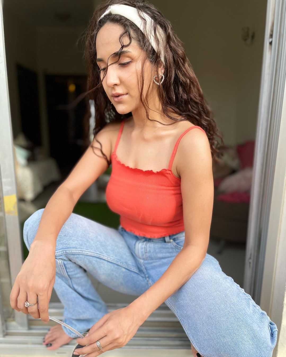 Anoushay Abbasi Shines In Orange For Her Summer Look | Reviewit.pk