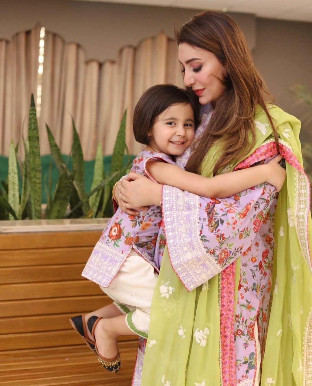 Aisha Khan Celebrates Chand Raat With Daughter & Friends | Reviewit.pk