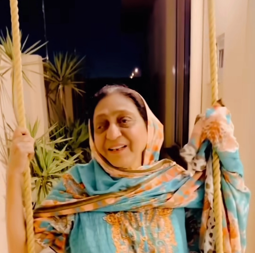 Fiza Ali's Emotional message After Her Sister’s Demise | Reviewit.pk