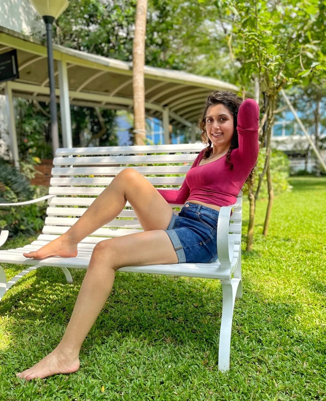 Hira Umer New Pictures in Beautiful Western Dresses | Reviewit.pk