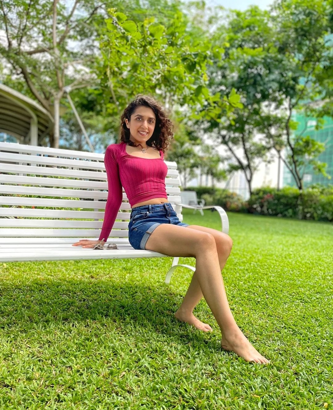 Hira Umer New Pictures in Beautiful Western Dresses | Reviewit.pk