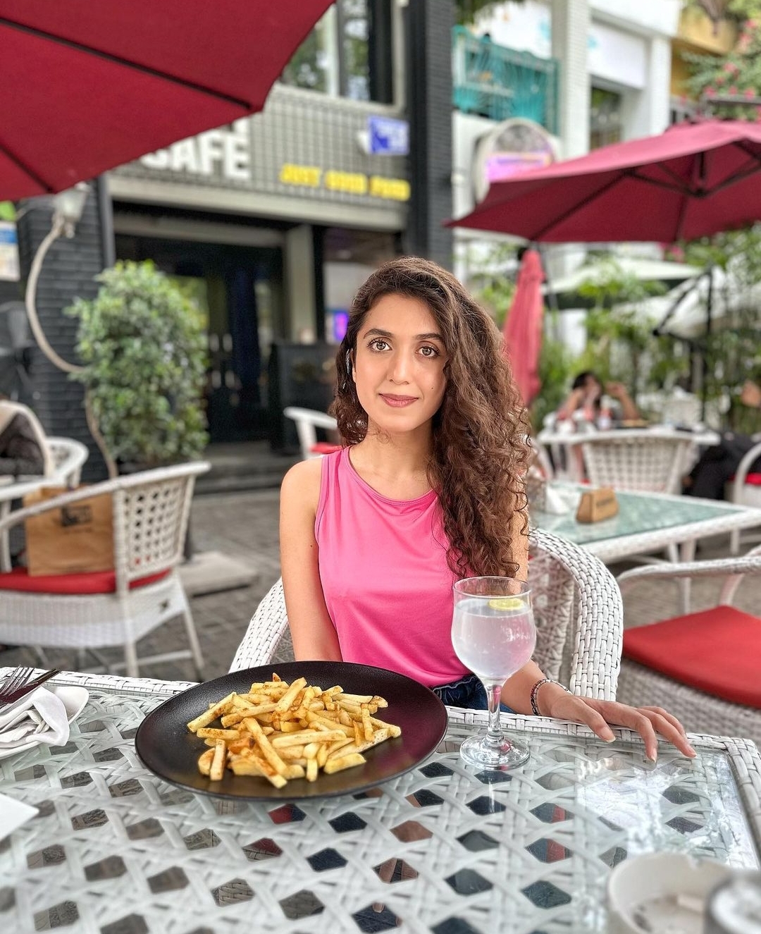 Hira Umer New Pictures in Beautiful Western Dresses | Reviewit.pk