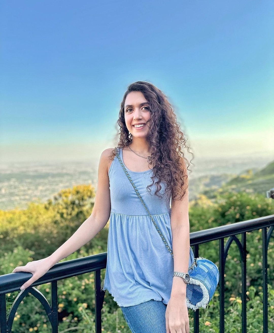 Hira Umer New Pictures in Beautiful Western Dresses | Reviewit.pk