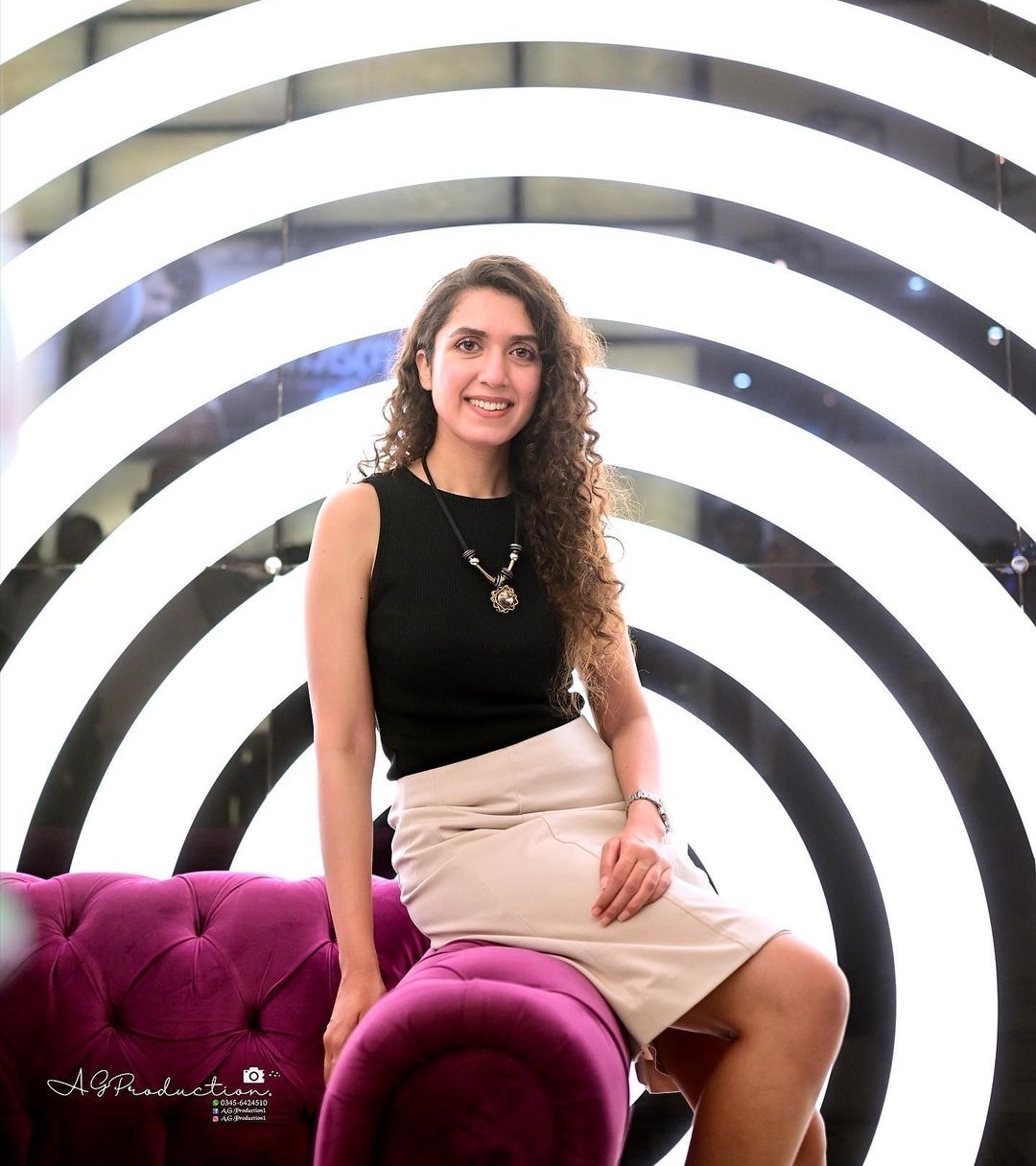 Hira Umer New Pictures in Beautiful Western Dresses | Reviewit.pk