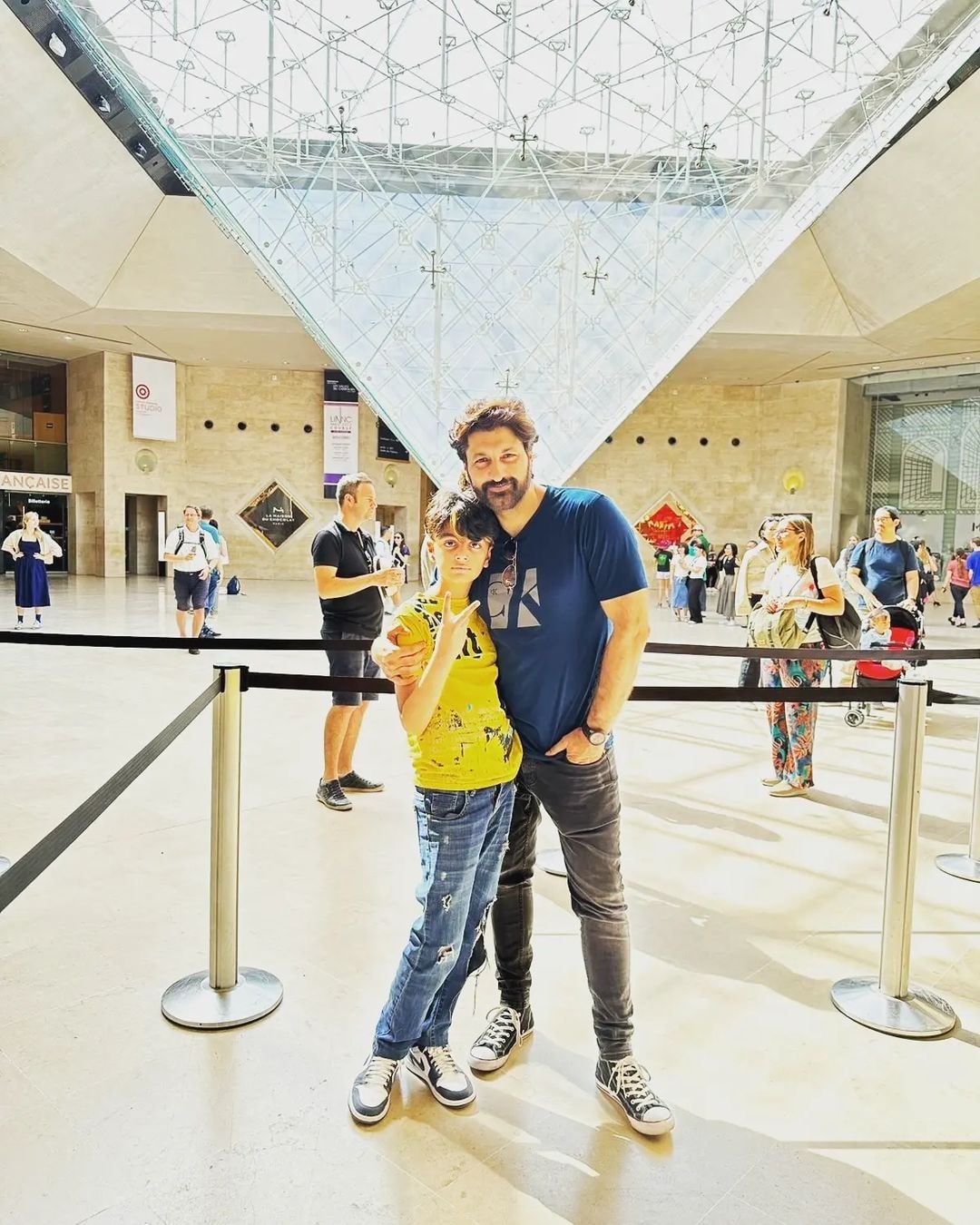 Syed Jibran At The Louvre With Son Yoel | Reviewit.pk