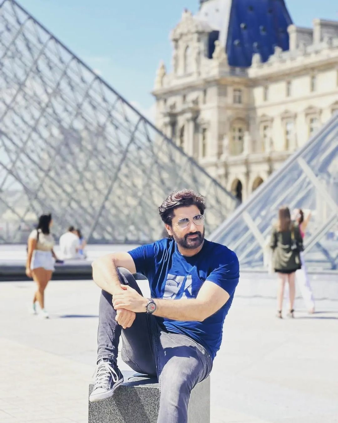 Syed Jibran At The Louvre With Son Yoel | Reviewit.pk