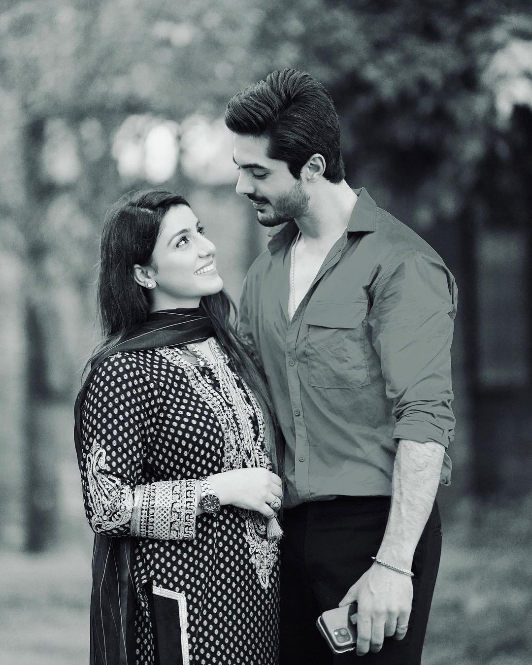 Junaid Niazi Shares Loved Up Pictures On Wife's Birthday | Reviewit.pk