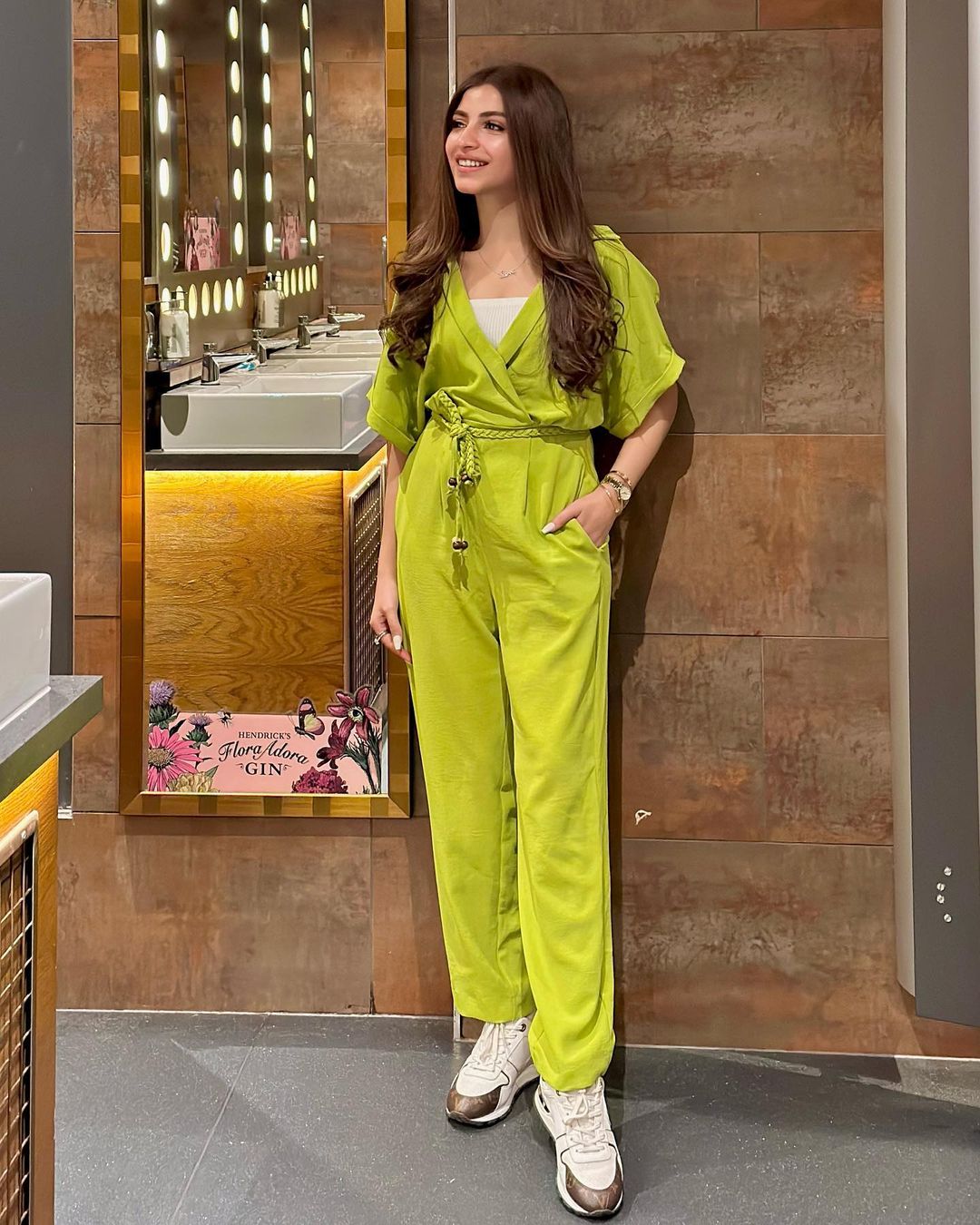 Kinza Hashmi's Gorgeous Pictures From London | Reviewit.pk