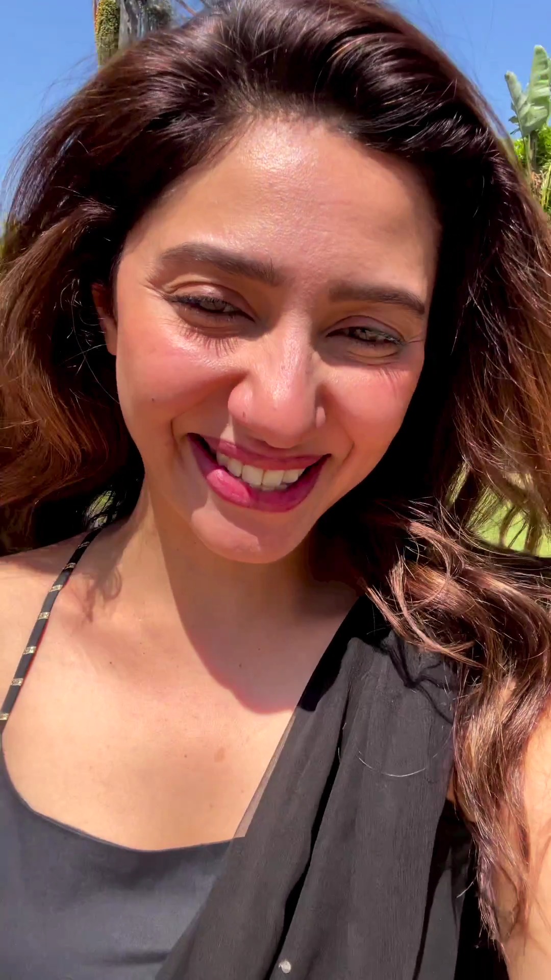 Mahira Khan Looks Gorgeous In Black For Eid ul Adha 2023 | Reviewit.pk