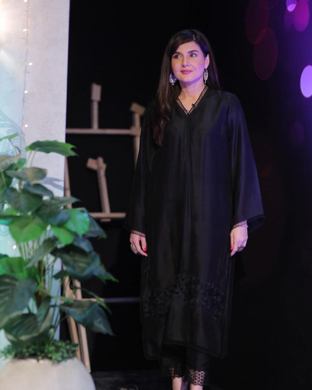 Mahnoor Baloch Is A Gorgeous Diva In Her Latest Pictures | Reviewit.pk