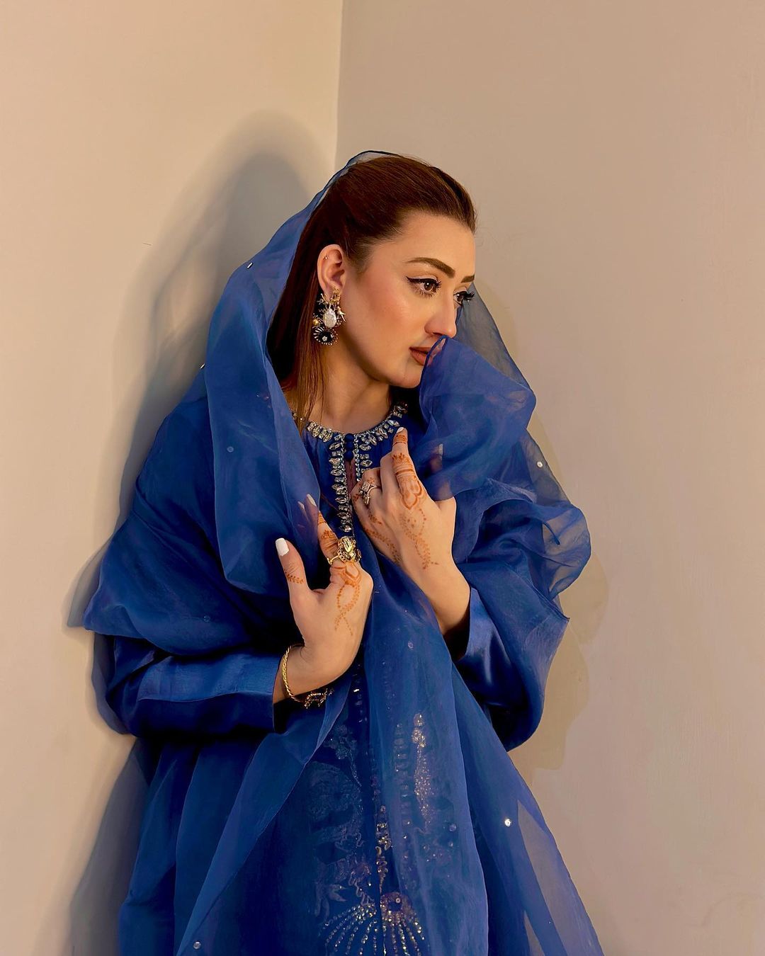 Momina Iqbal Shares Beautiful Lively Pictures | Reviewit.pk