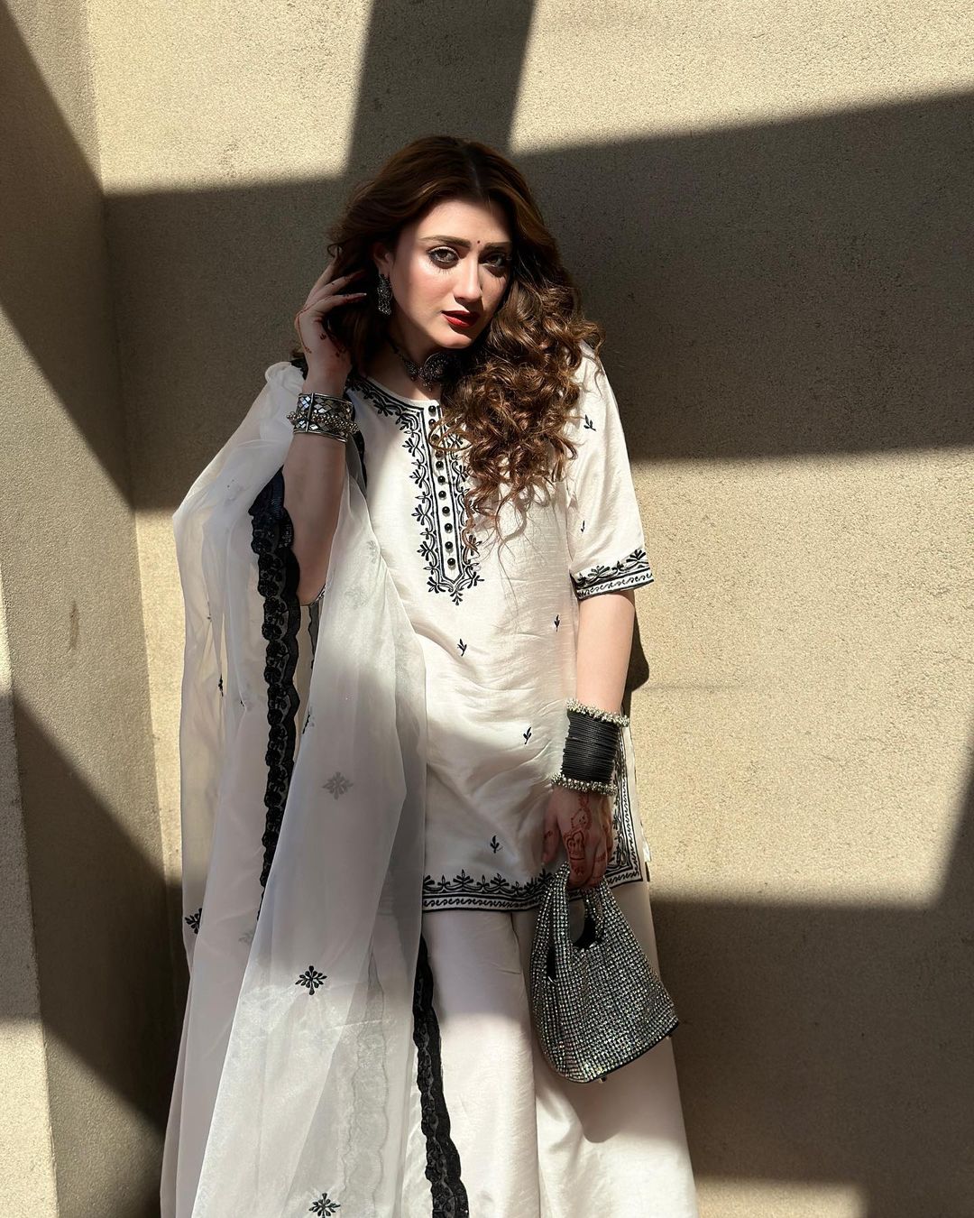 Momina Iqbal Shares Beautiful Lively Pictures | Reviewit.pk
