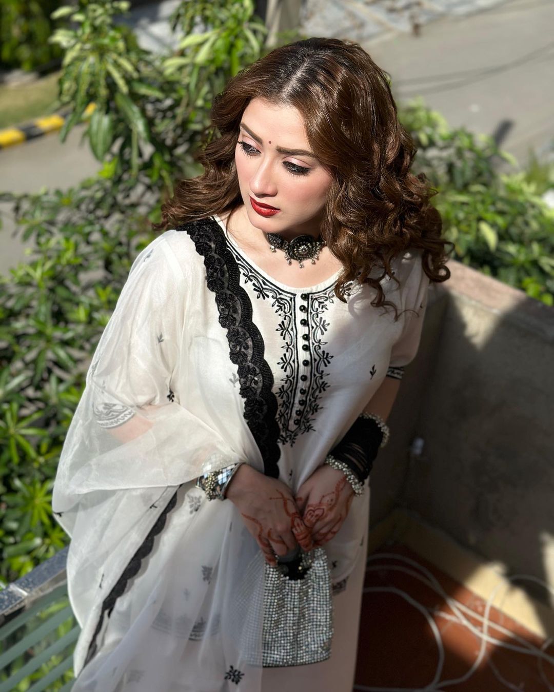 Momina Iqbal Shares Beautiful Lively Pictures | Reviewit.pk