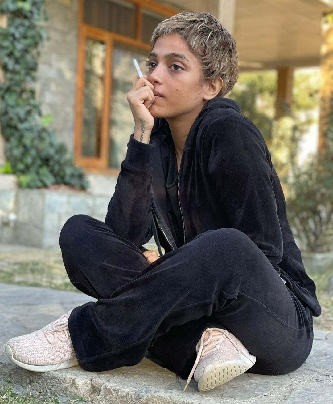 Sonya Hussyn's Unique Look from Upcoming Project Impresses Fans ...