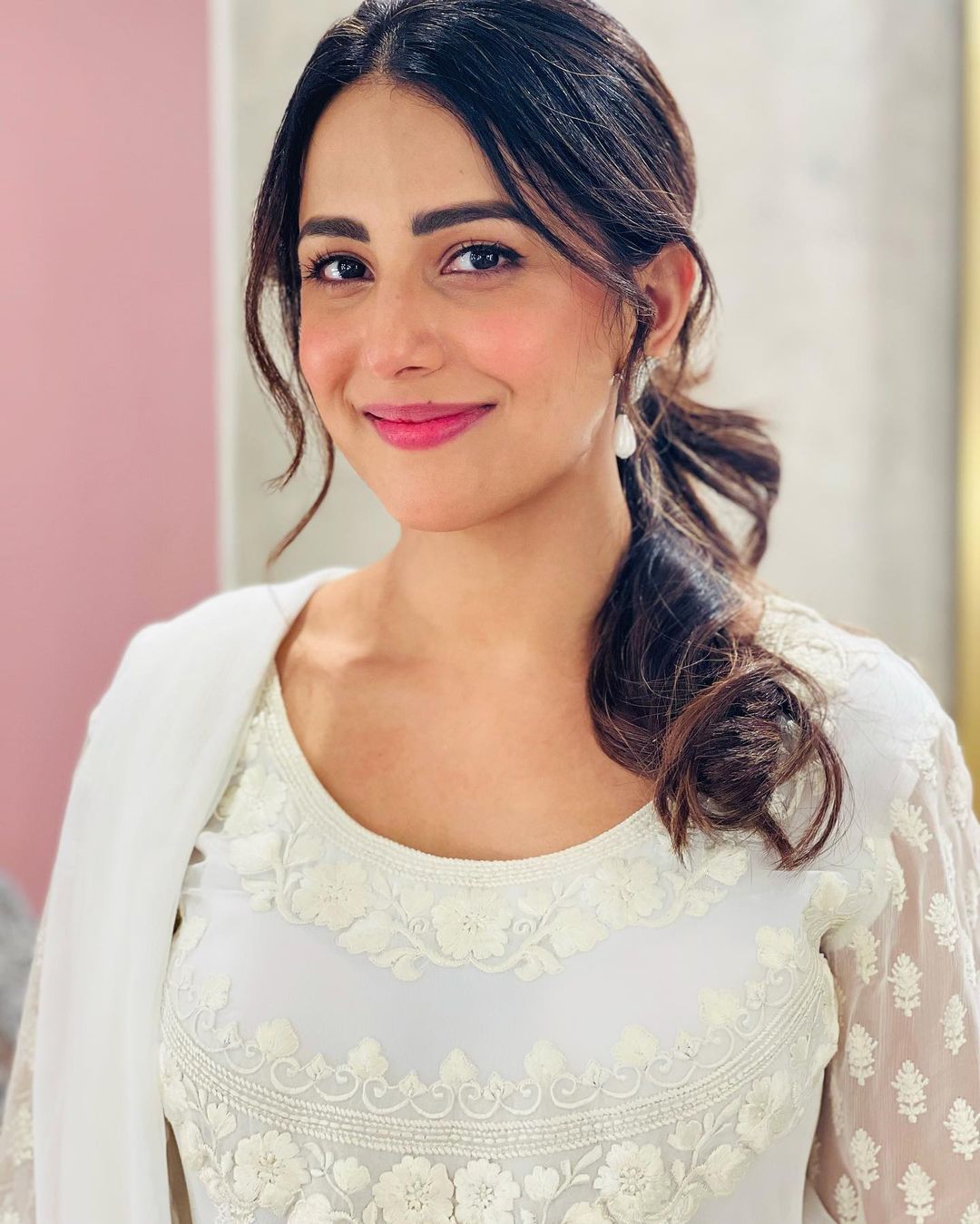 Ushna Shah Reveals Red Flags She Looks For In A Man | Reviewit.pk