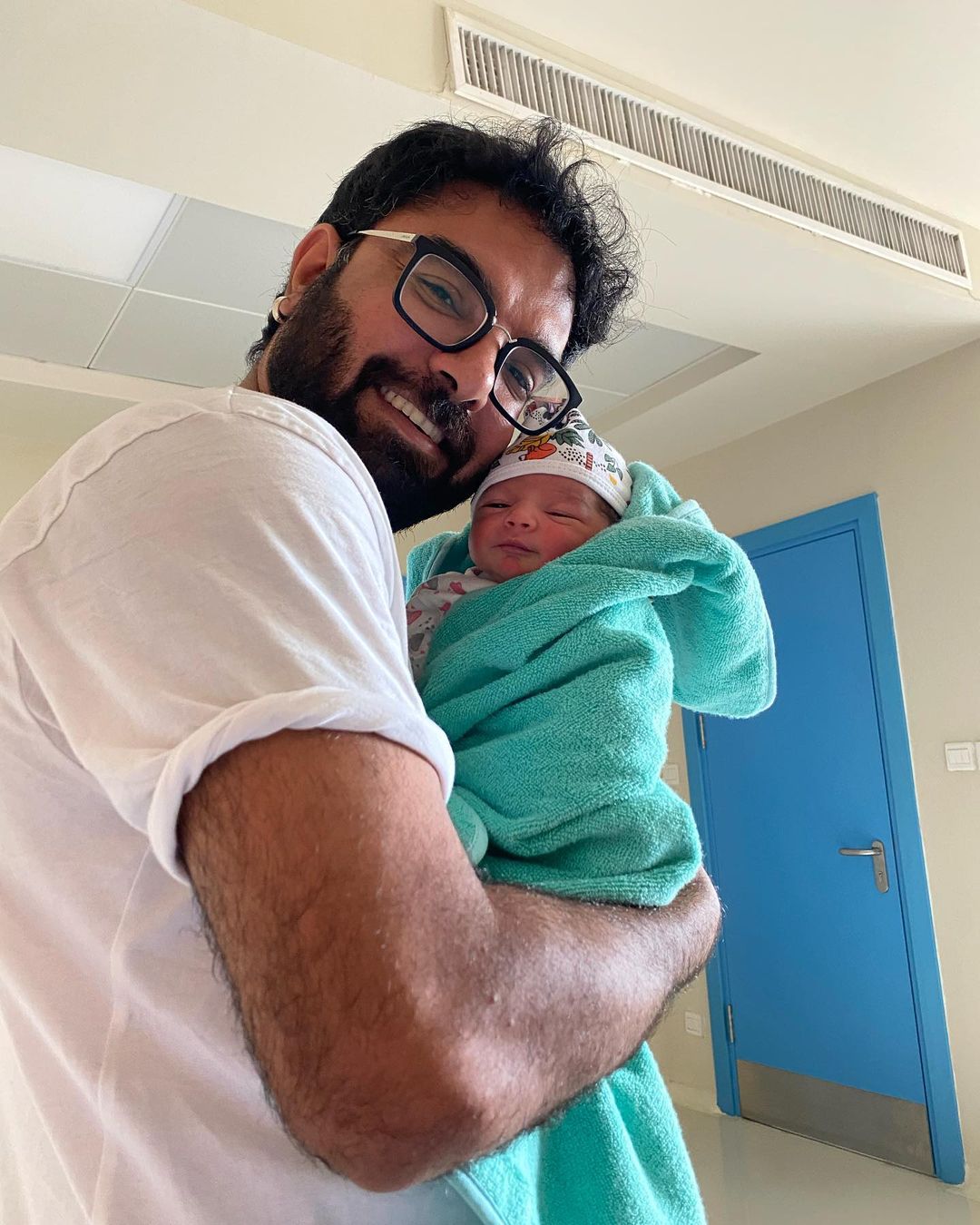Iqra Aziz Shares Beautiful Pictures With Yasir Hussain And Baby Kabir | Reviewit.pk