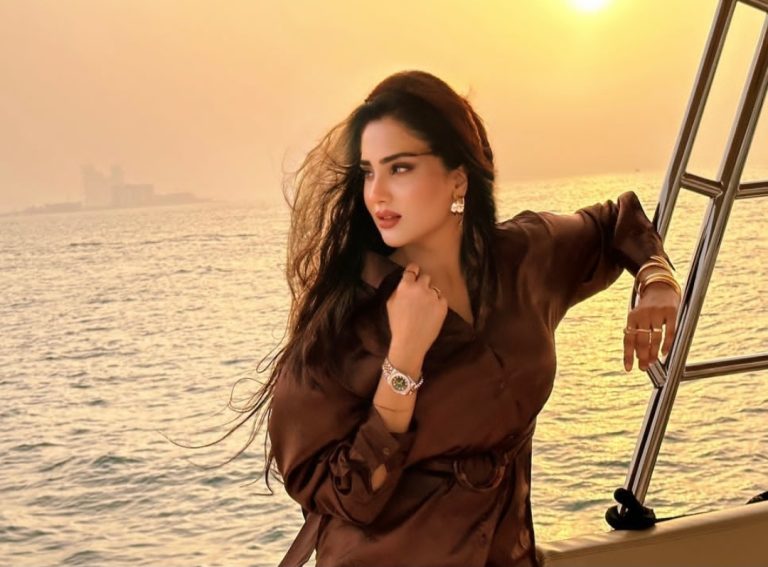Fiza Ali New Beautiful Pictures With Daughter From Dubai | Reviewit.pk