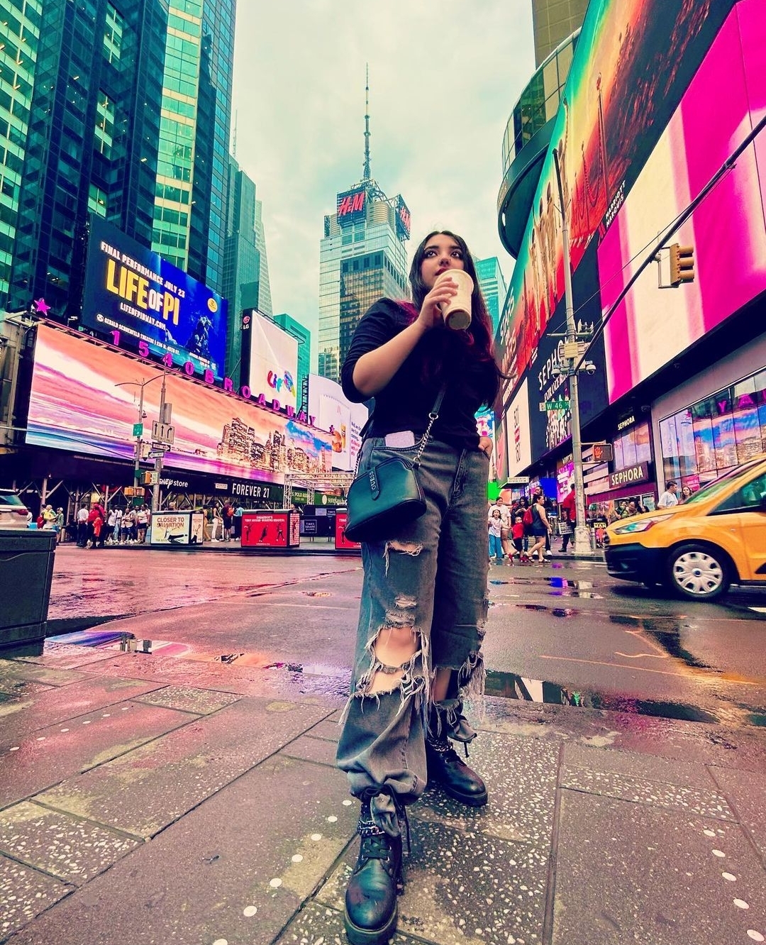 Javeria Saud USA Trip Pictures and Reels | Reviewit.pk