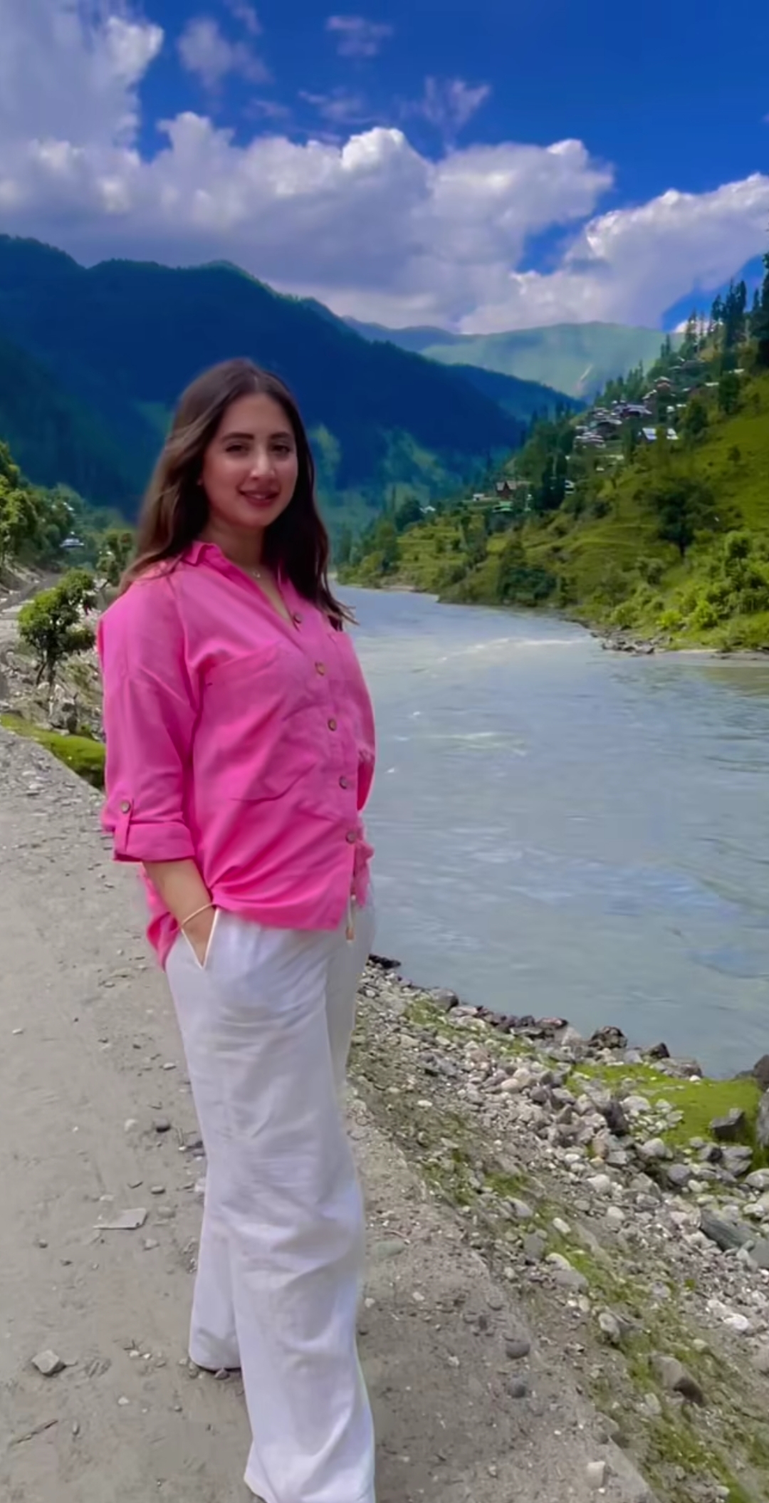 Komal Aziz Khan Spent Eid In Kashmir | Reviewit.pk