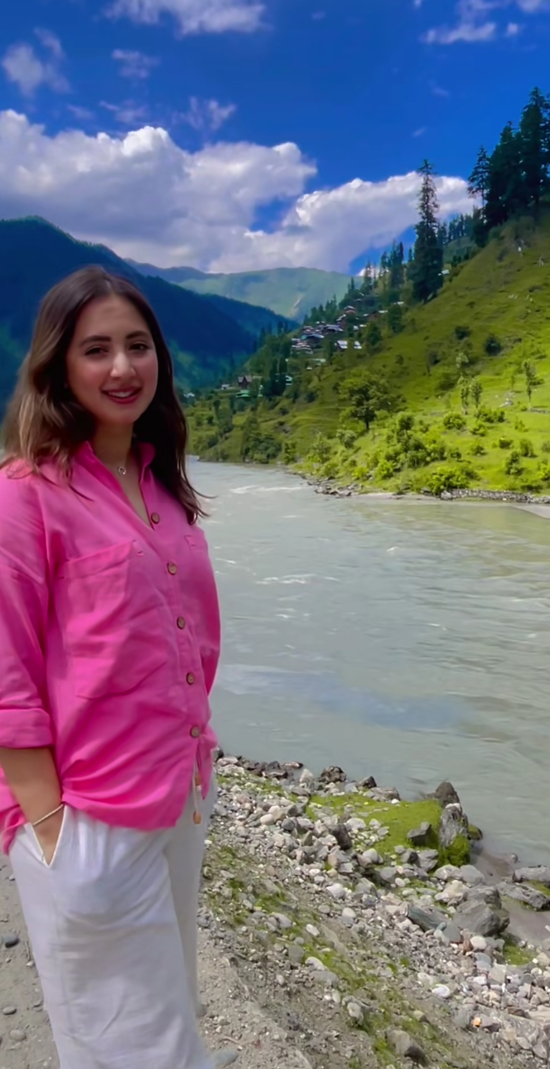 Komal Aziz Khan Spent Eid In Kashmir | Reviewit.pk