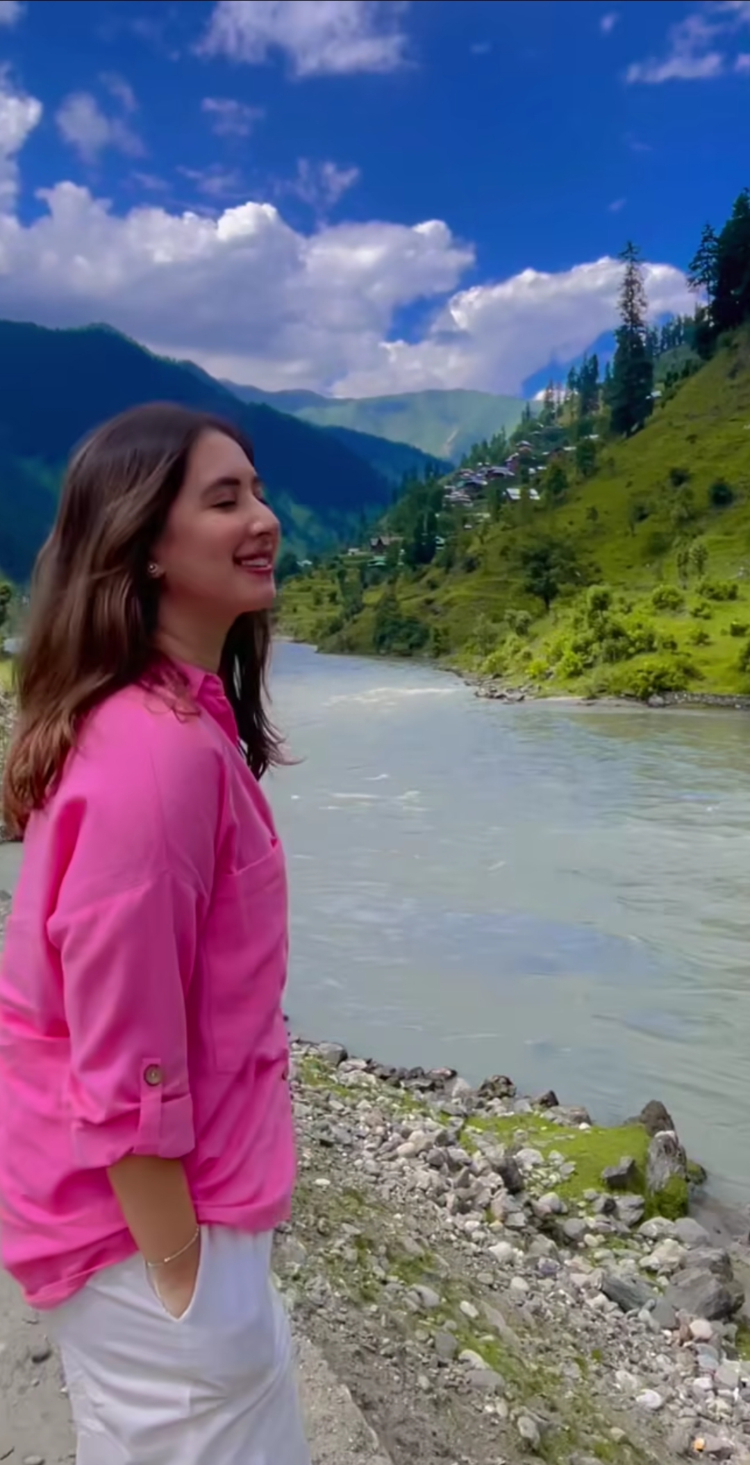 Komal Aziz Khan Spent Eid In Kashmir | Reviewit.pk