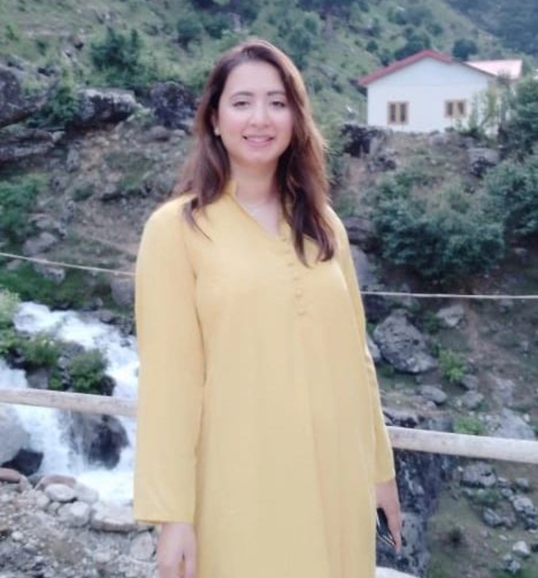 Komal Aziz Khan Spent Eid In Kashmir | Reviewit.pk