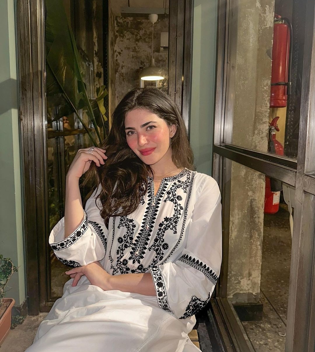 Naimal Khawar Reunites With Sister Fiza In Dubai | Reviewit.pk