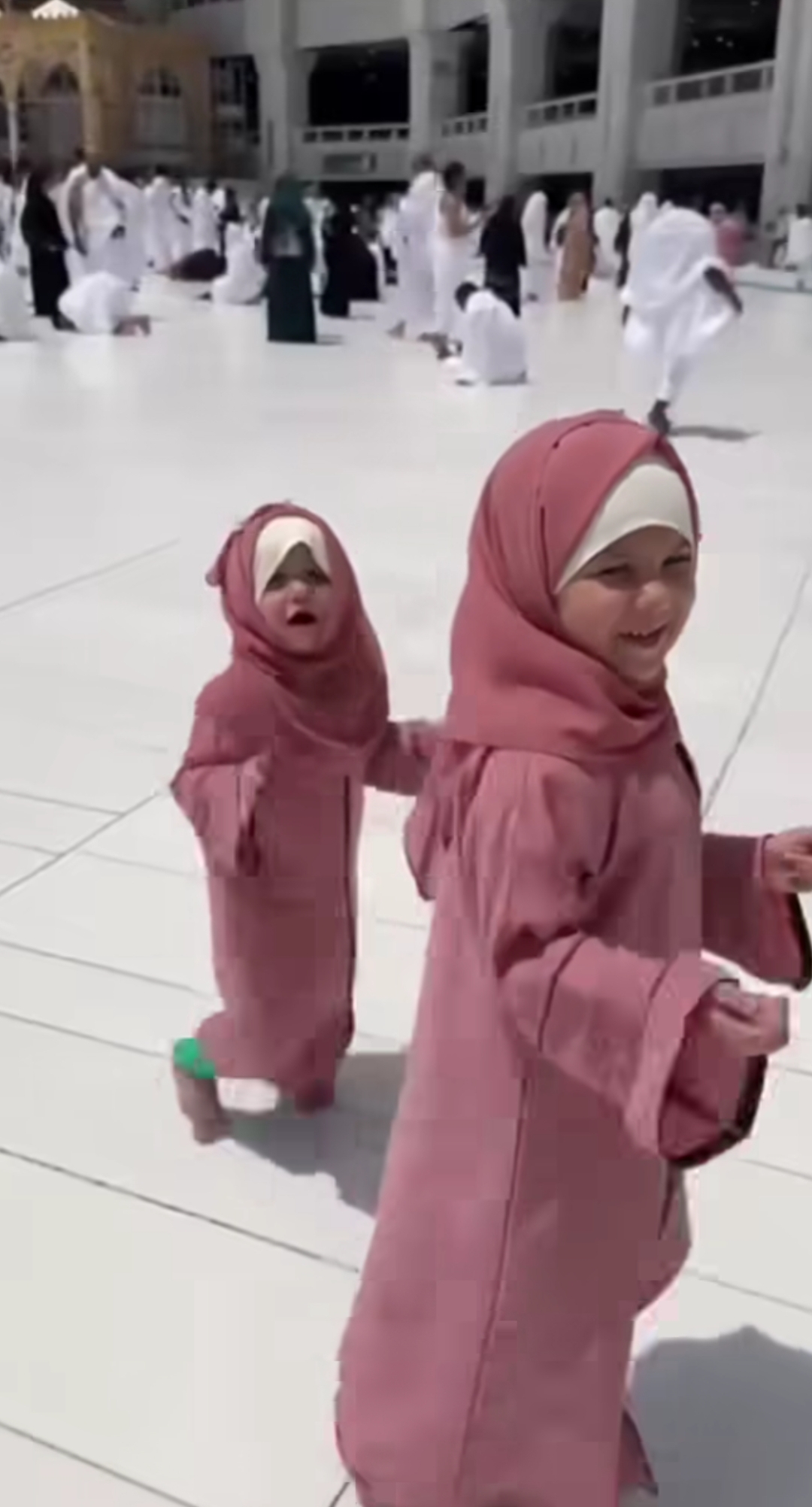 Noman Habib Family Umrah Pictures | Reviewit.pk