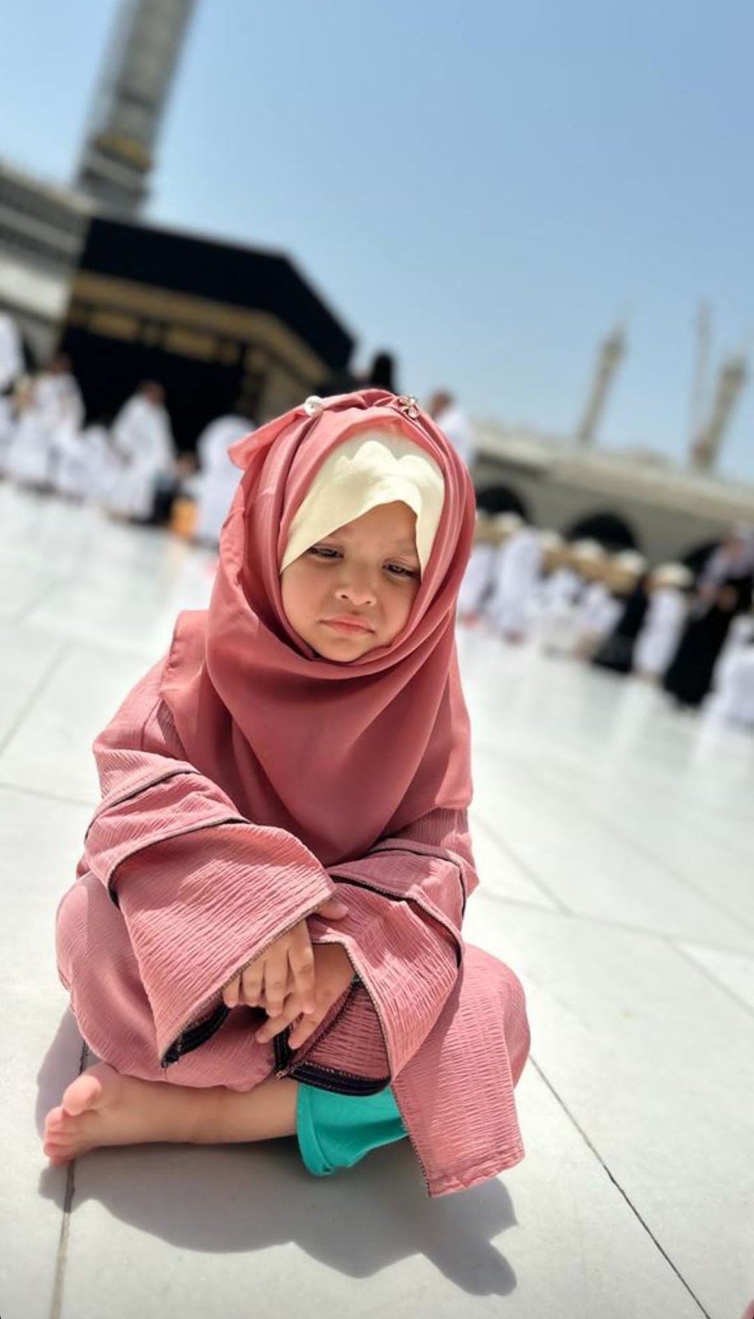 Noman Habib Family Umrah Pictures | Reviewit.pk