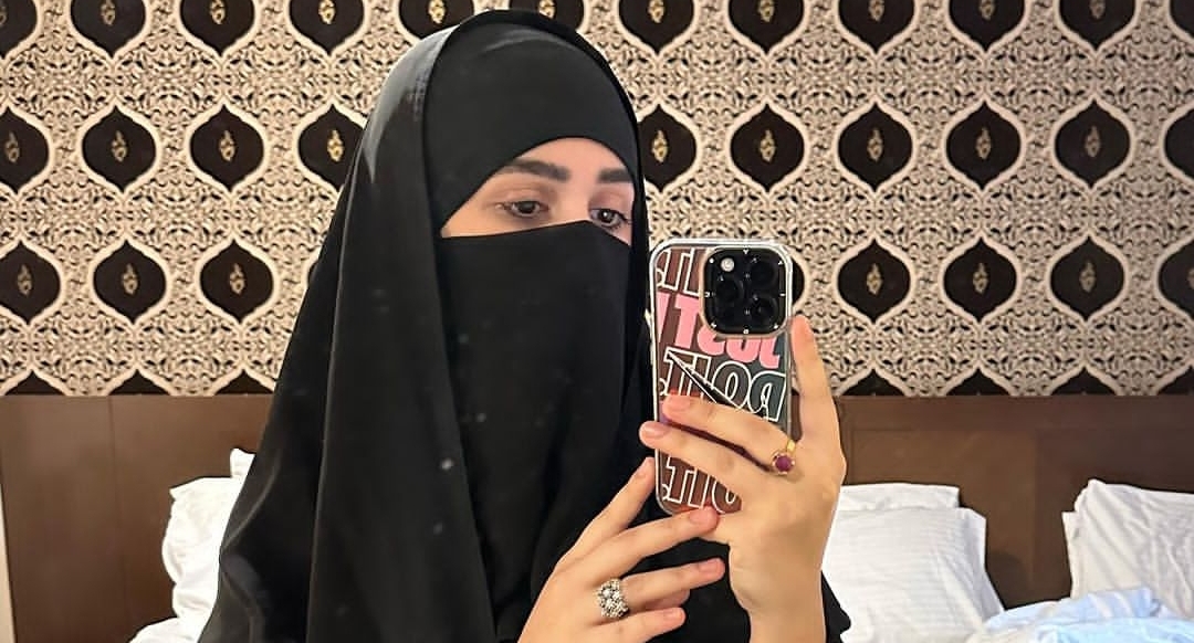 Noman Habib Family Umrah Pictures | Reviewit.pk