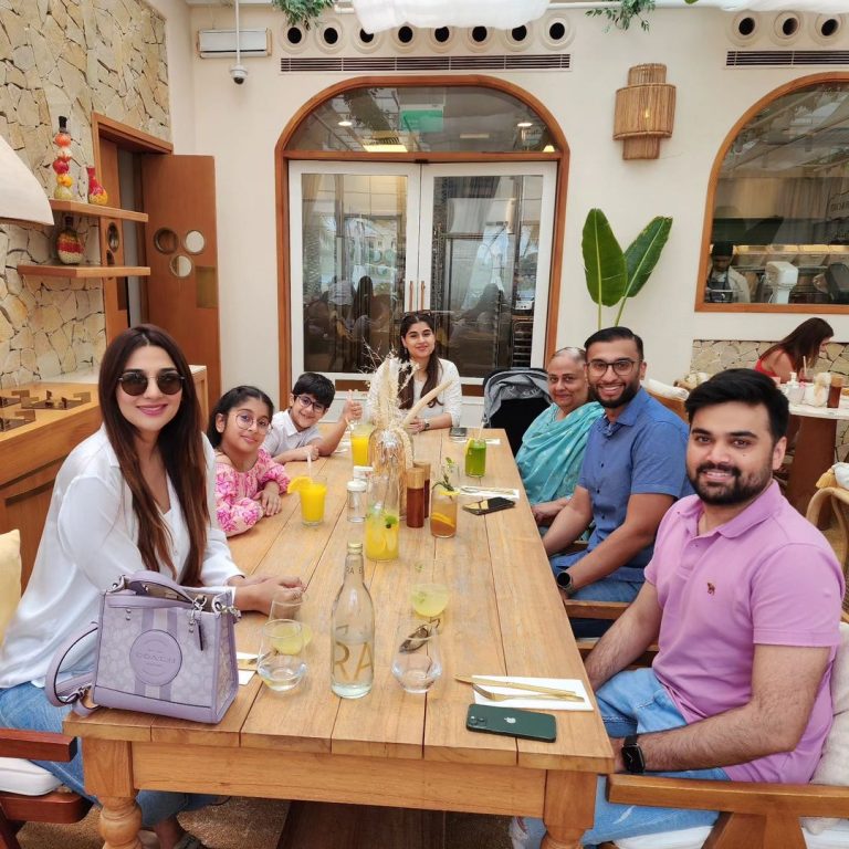 Rabab Hashim Pictures With Daughter & Family From UAE | Reviewit.pk