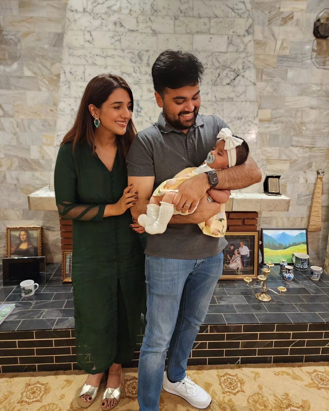 Rabab Hashim Pictures With Daughter & Family From UAE | Reviewit.pk