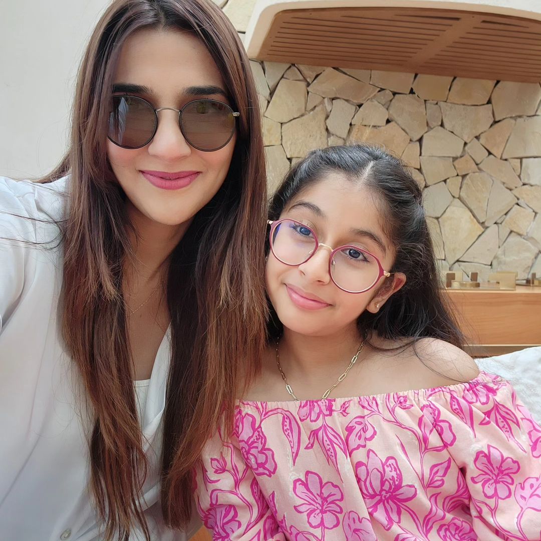Rabab Hashim Pictures With Daughter & Family From UAE | Reviewit.pk