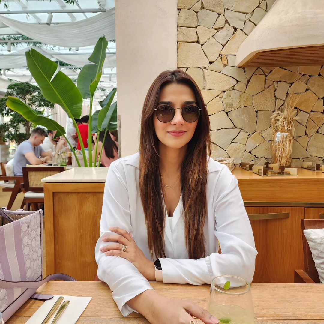 Rabab Hashim Pictures With Daughter & Family From UAE | Reviewit.pk