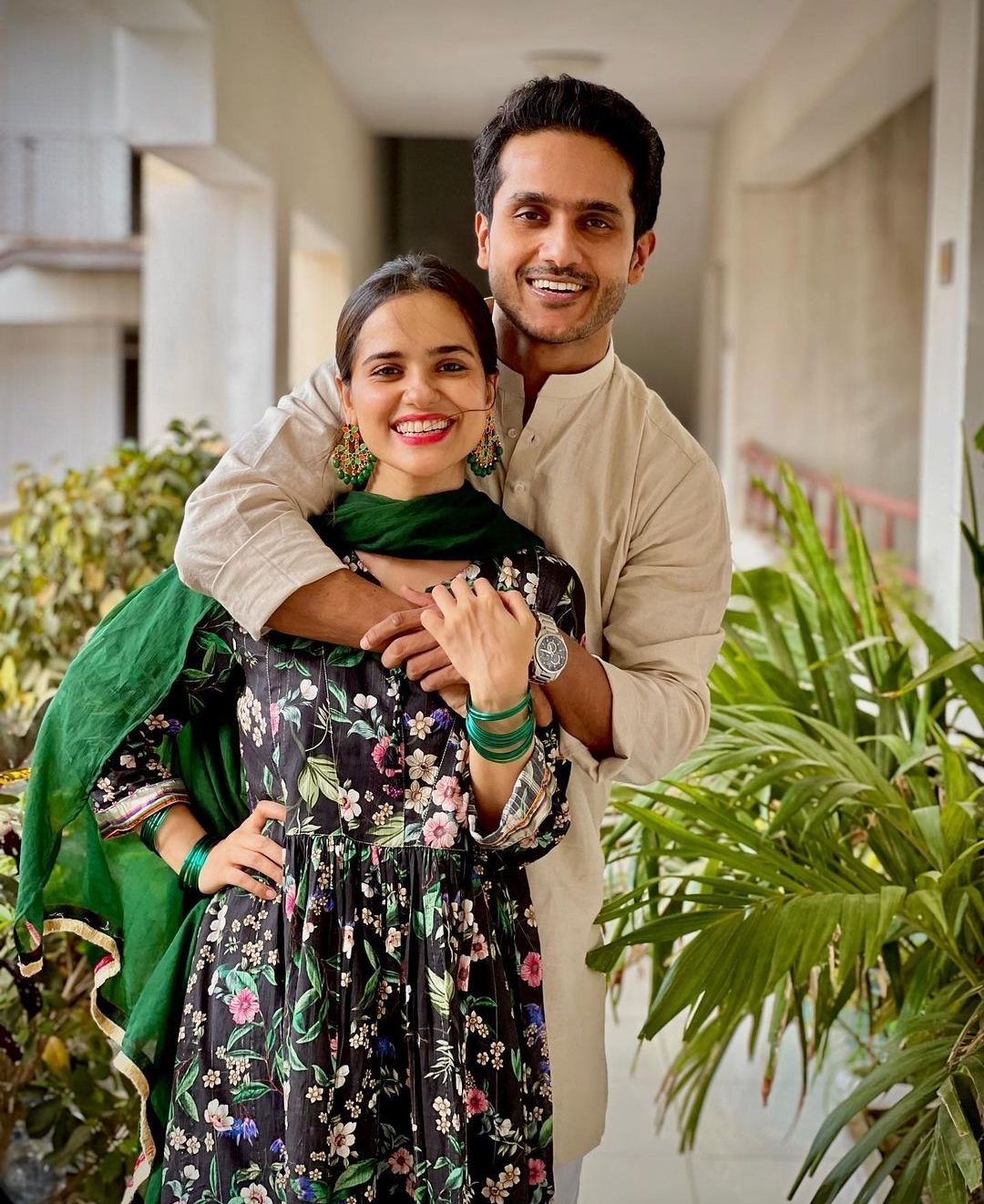 Rabya Kulsoom Spends Eid Day With Family on Beach | Reviewit.pk