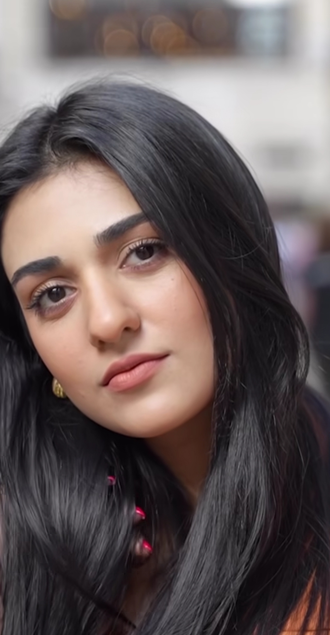 Sarah Khan Shares New Adorable Pictures With Daughter from UK | Reviewit.pk