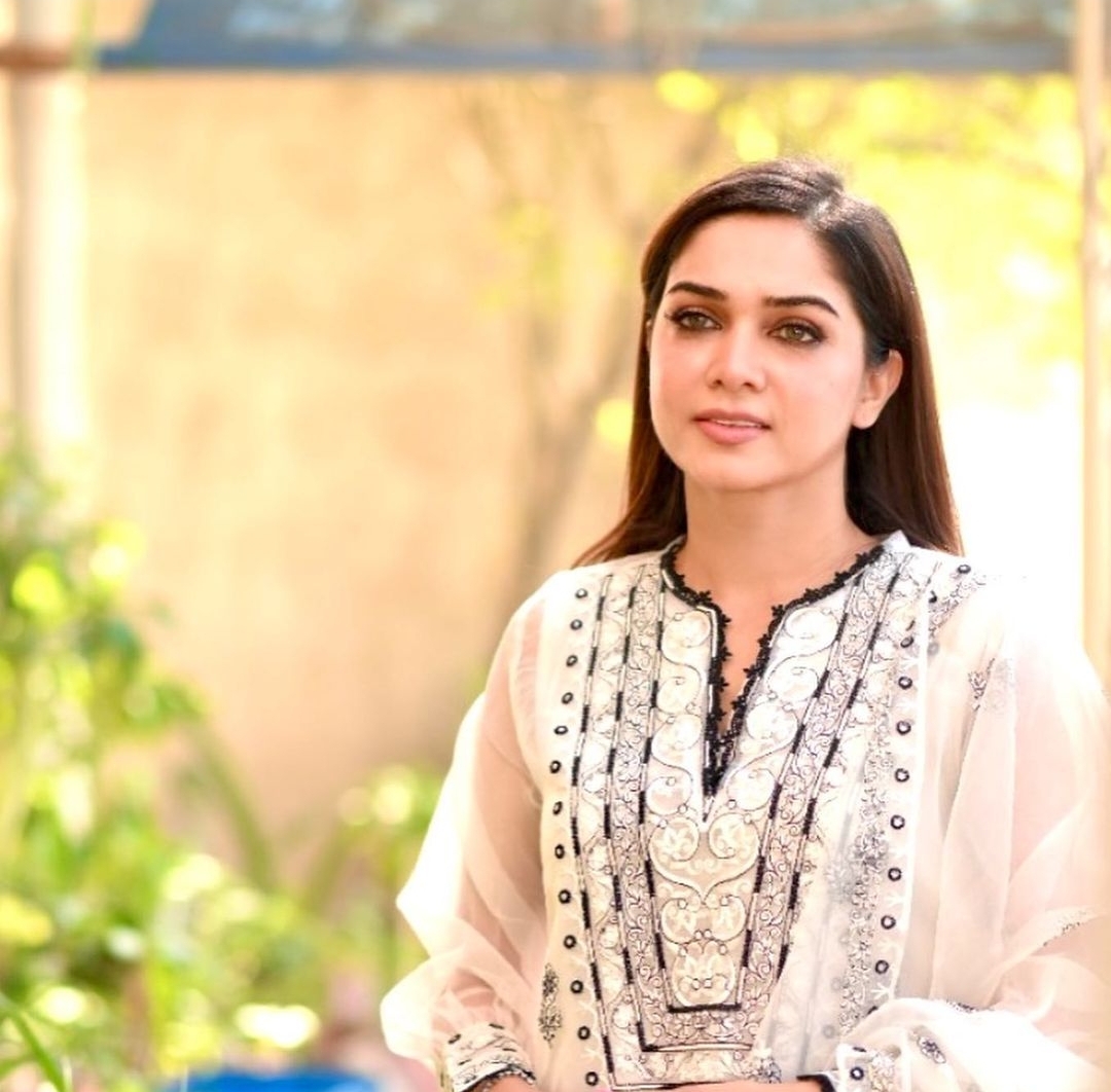 Actress Fahima Awan Beautiful Pictures With Her Adorable Daughter ...