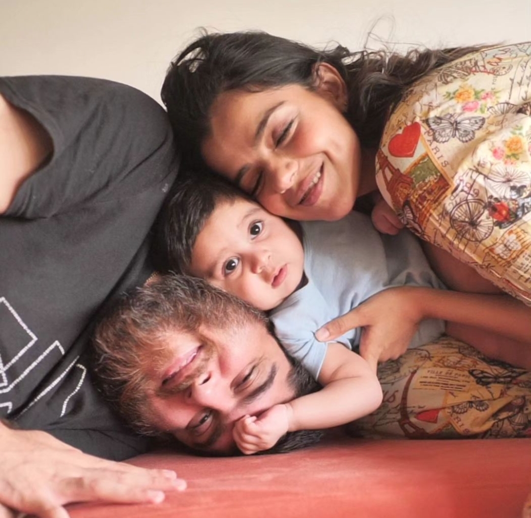 Srha Asghar New Pictures With Her Cute Son Ehaan | Reviewit.pk