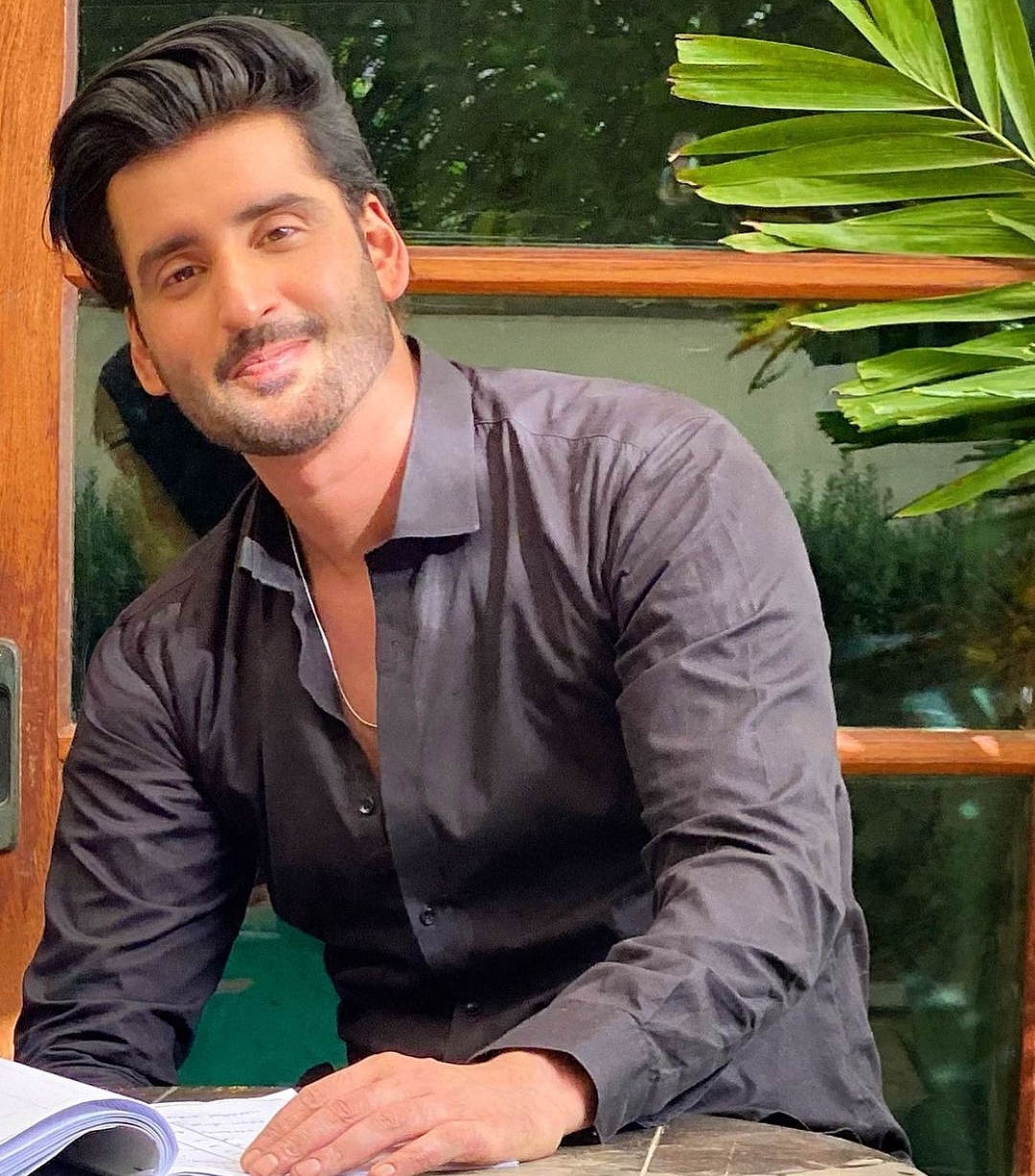 Aagha Ali Tells Why He Left Award Show In The Middle | Reviewit.pk