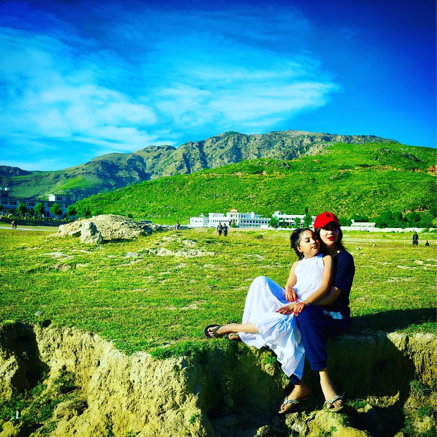 Fiza Ali New Beautiful Pictures With Daughter From Dubai | Reviewit.pk