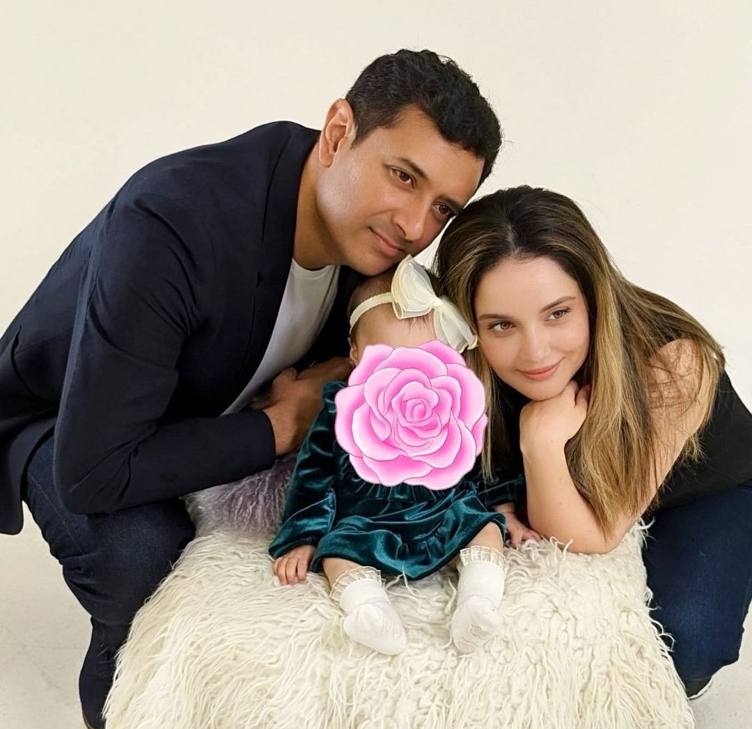 Armeena Rana Khan Adorable Family Pictures from UK | Reviewit.pk