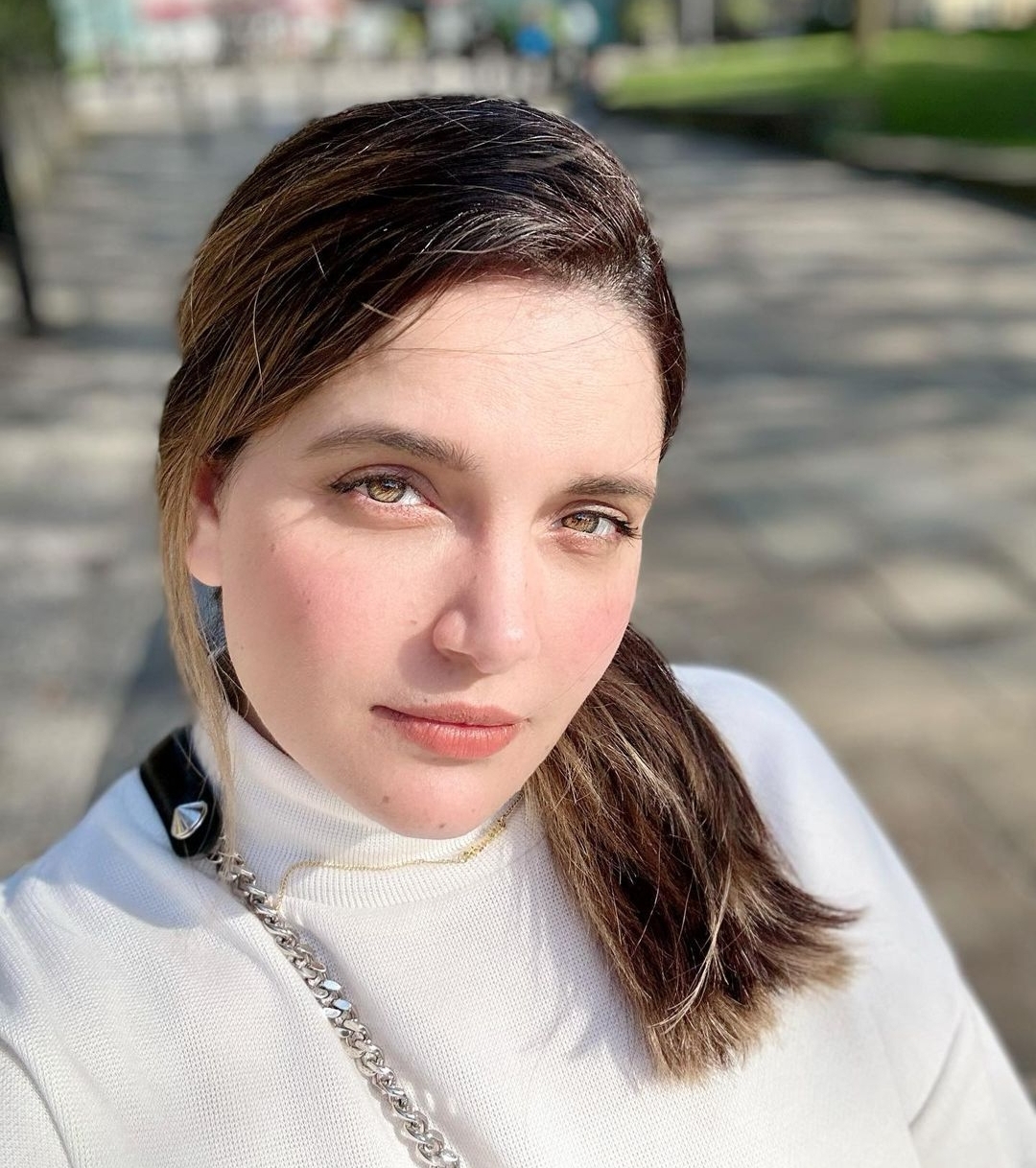 Armeena Rana Khan Adorable Family Pictures from UK | Reviewit.pk