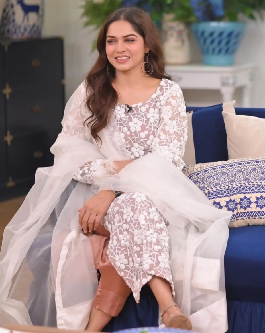 Actress Fahima Awan Beautiful Pictures With Her Adorable Daughter ...