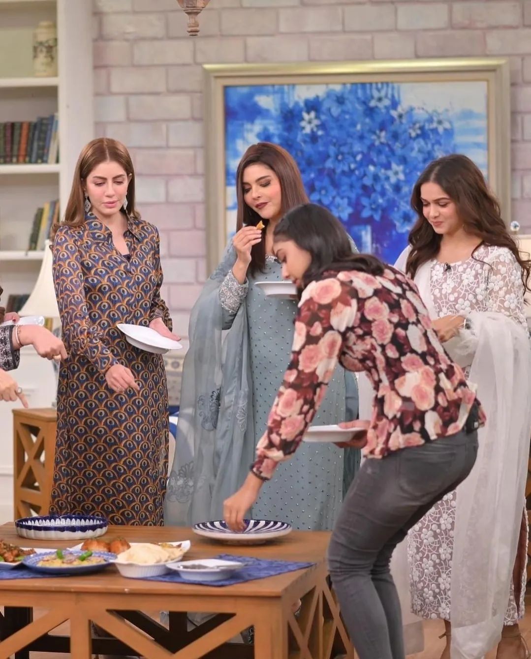 Actress Fahima Awan Beautiful Pictures With Her Adorable Daughter ...